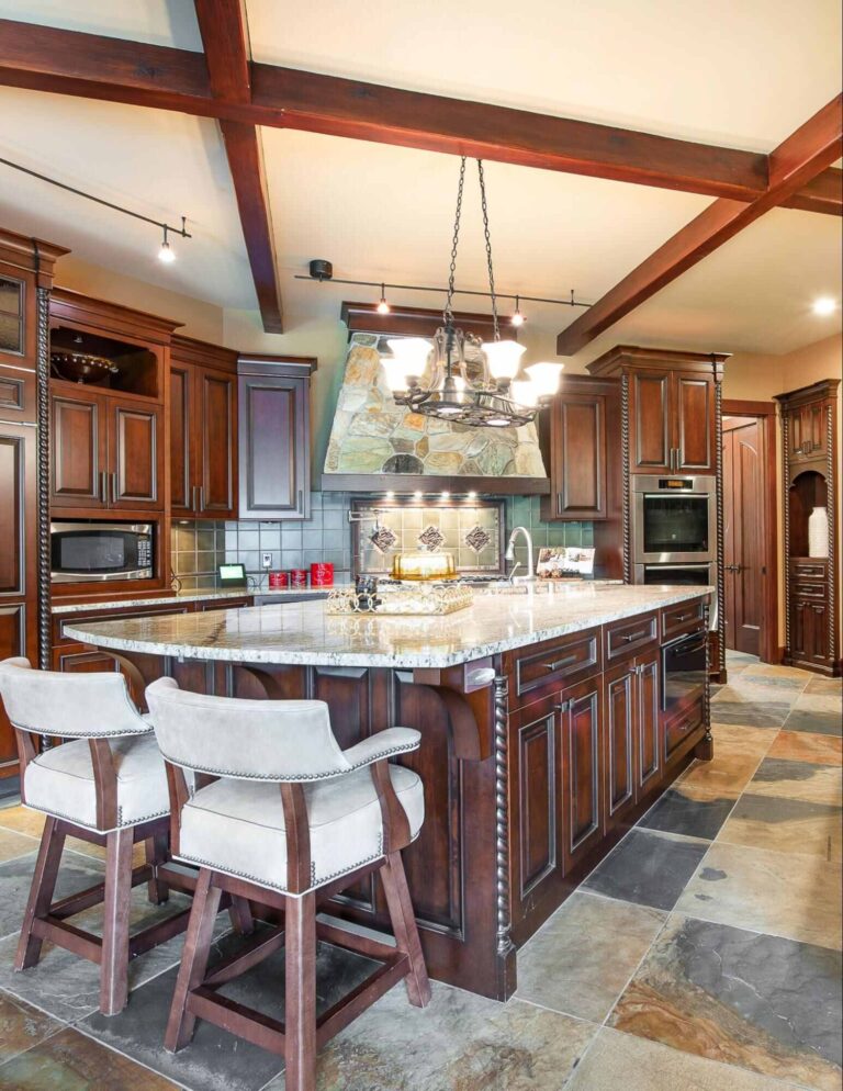 20+ Stunning Backsplash Ideas to Complement Oak Cabinets - H.M.G