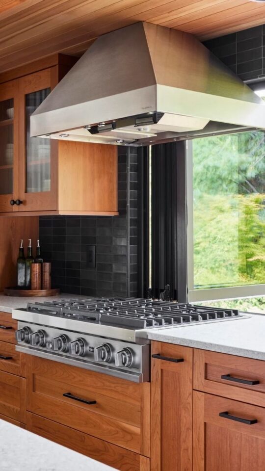 20+ Stunning Backsplash Ideas to Complement Oak Cabinets - H.M.G