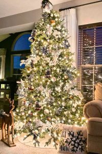 20 Creative White Christmas Tree Color Schemes to Match Your Vibe - H.M.G